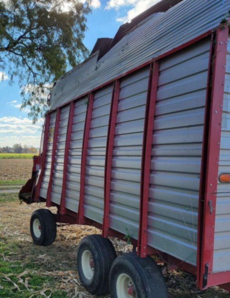 [Auction]: 2000 H&S HD7+4 Forage Wagon | Wisconsin | damaged | CAG