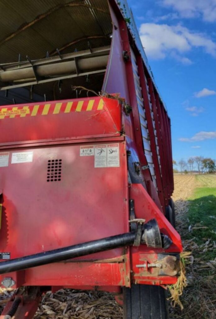 [Auction]: 2000 H&S HD7+4 Forage Wagon | Wisconsin | damaged | CAG