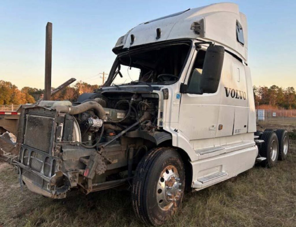[Auction]: 2000 Volvo VNL 660 | VIN: 4V4ND4RJ5YN253363 | damaged | CAG