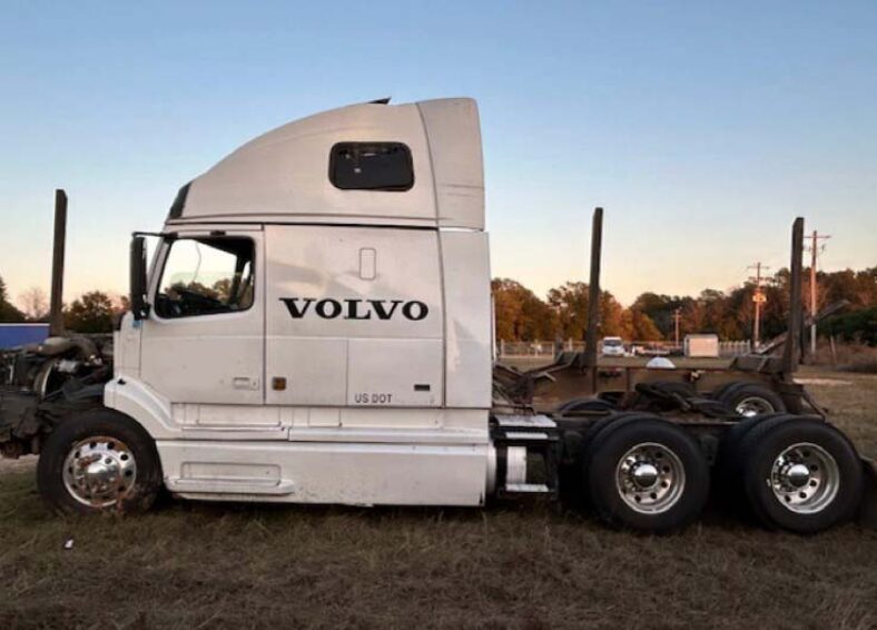 [Auction]: 2000 Volvo VNL 660 | VIN: 4V4ND4RJ5YN253363 | damaged | CAG