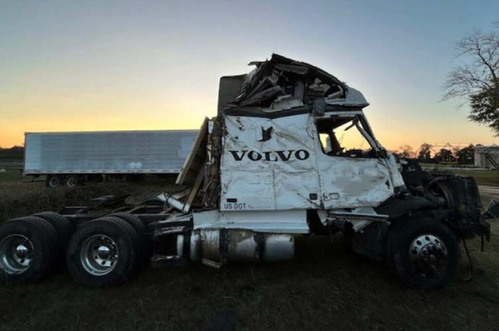 [Auction]: 2000 Volvo VNL 660 | VIN: 4V4ND4RJ5YN253363 | damaged | CAG