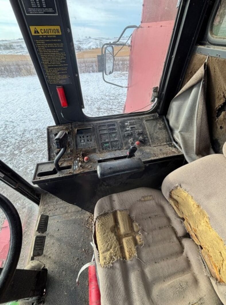 [Auction]: 1989 Case IH 1680 Combine | Iowa | damaged | CAG