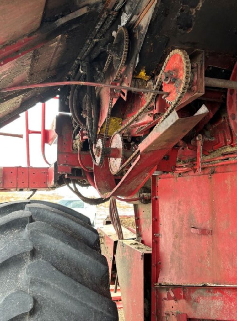 [Auction]: 1989 Case IH 1680 Combine | Iowa | damaged | CAG