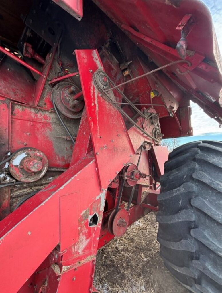[Auction]: 1989 Case IH 1680 Combine | Iowa | damaged | CAG
