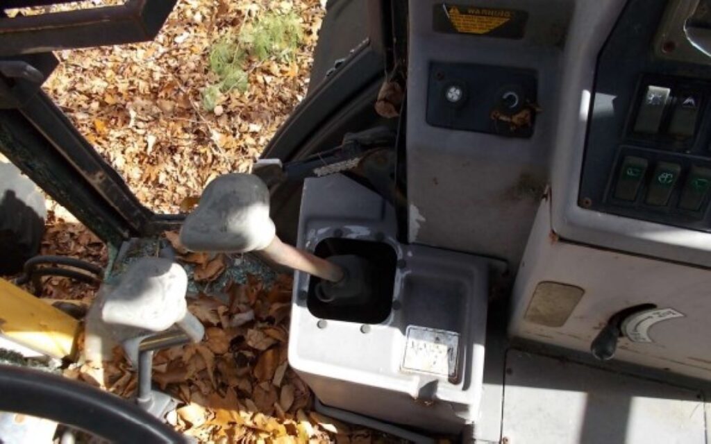 [Auction]: 1992 Ford New Holland 555C Backhoe | Connecticut | damaged | CAG