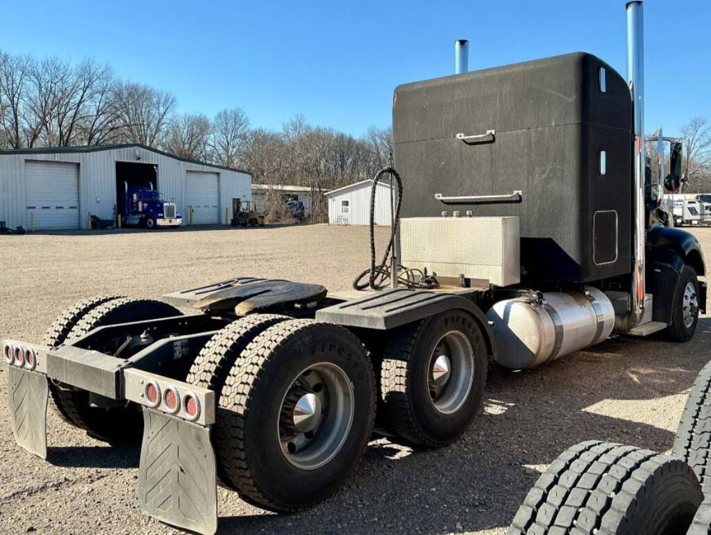 [Auction]: 2006 Peterbilt 386 | est. 1,528,369 miles miles | damaged | CAG