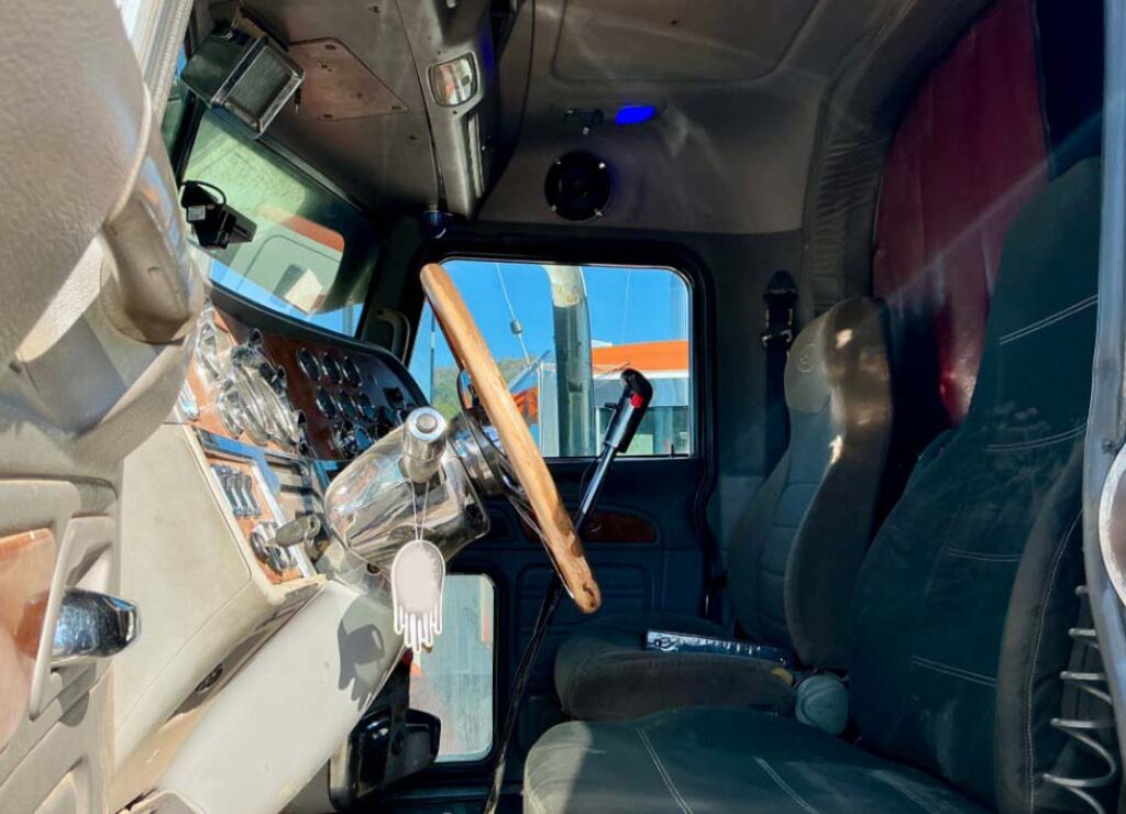 [Auction]: 2006 Peterbilt 386 | est. 1,528,369 miles miles | damaged | CAG