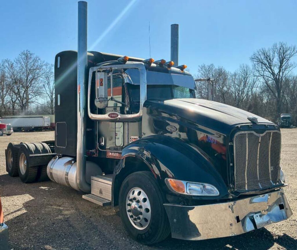 [Auction]: 2006 Peterbilt 386 | est. 1,528,369 miles miles | damaged | CAG