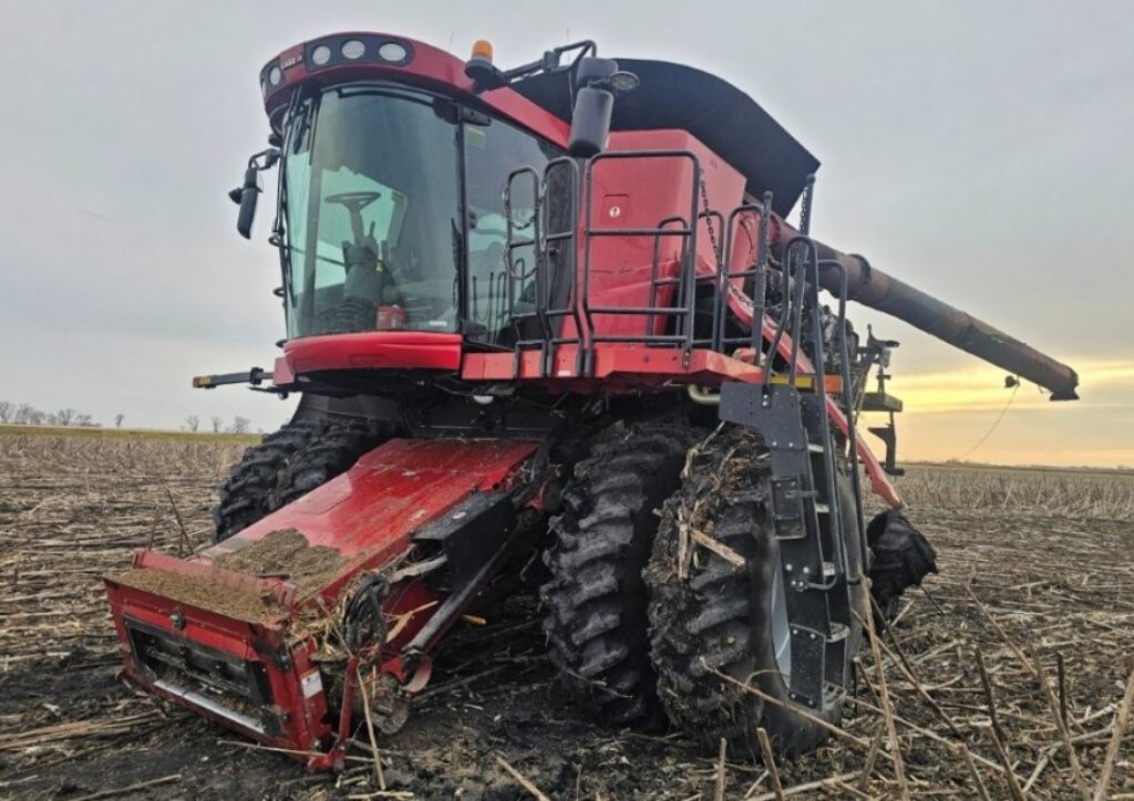 [Auction]: 2009 CASE IH 8120 Combine | Engine hours: est 3320 ...
