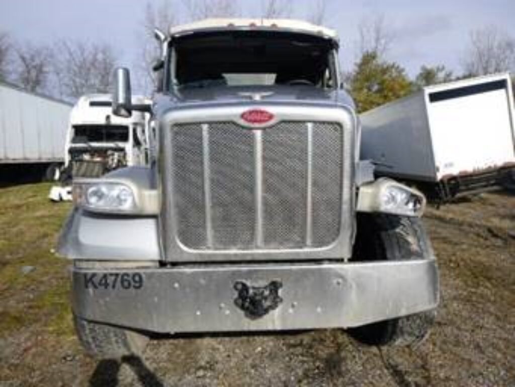 [Auction]: 2025 Peterbilt 567 | est. 104,869 miles miles | damaged | CAG