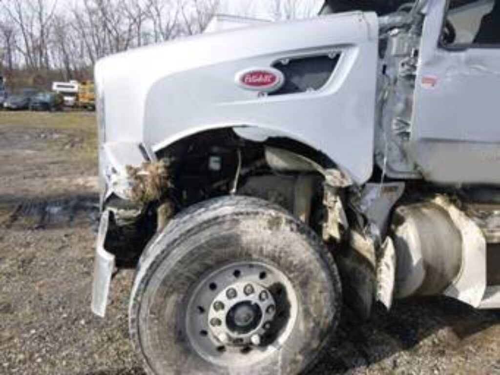 [Auction]: 2025 Peterbilt 567 | est. 104,869 miles miles | damaged | CAG