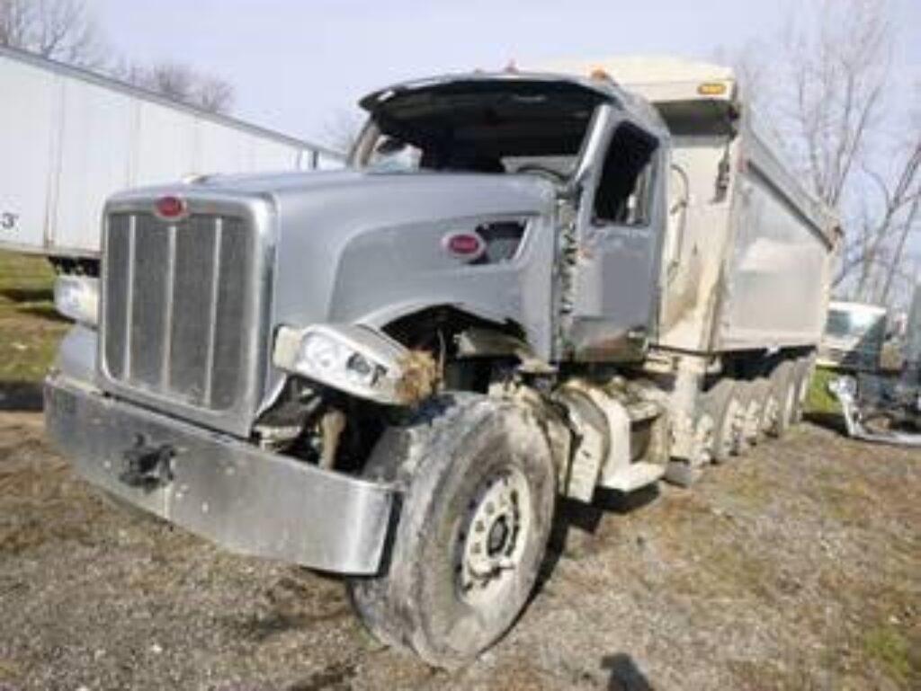 [Auction]: 2025 Peterbilt 567 | est. 104,869 miles miles | damaged | CAG