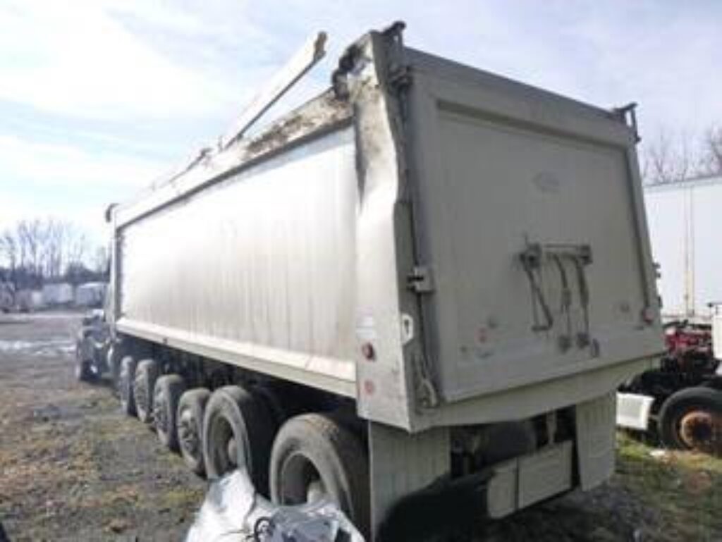 [Auction]: 2025 Peterbilt 567 | est. 104,869 miles miles | damaged | CAG