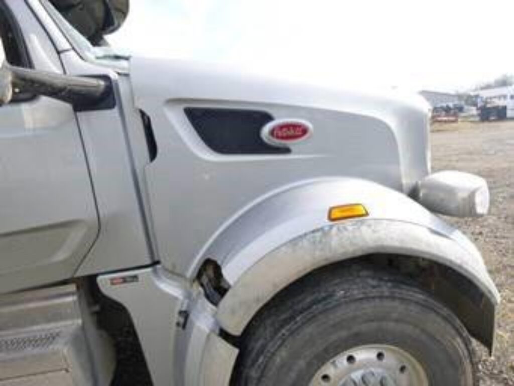 [Auction]: 2025 Peterbilt 567 | est. 104,869 miles miles | damaged | CAG