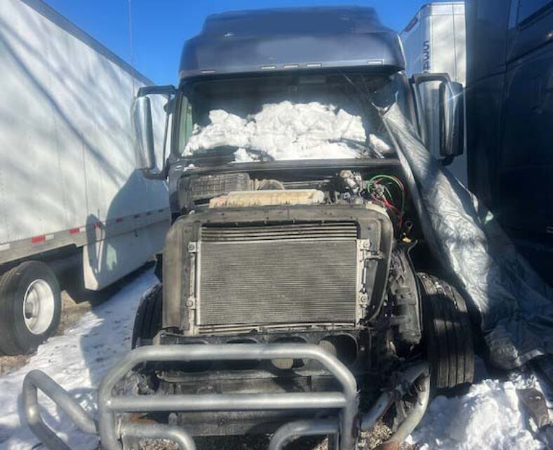 [Auction]: 2025 Volvo 860 | est. 218,384 miles miles | damaged | CAG