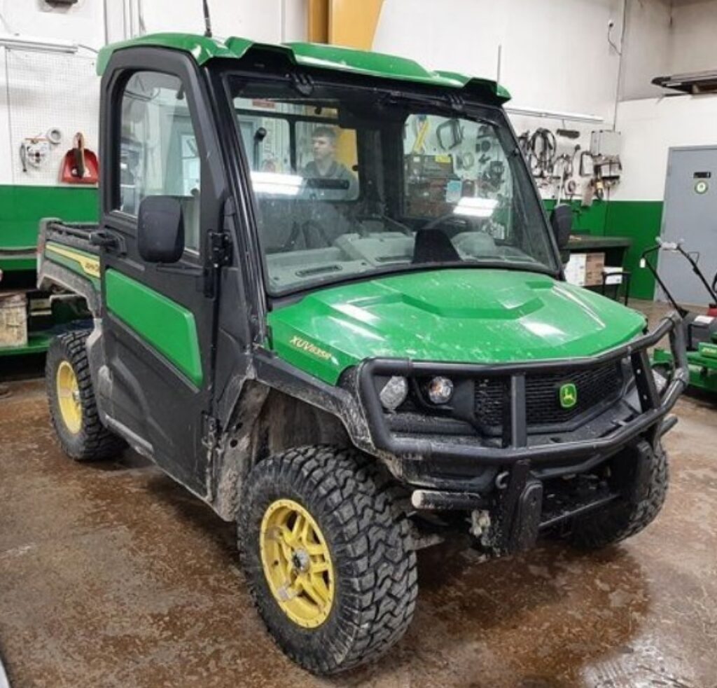 [Auction]: 2024 John Deere XUV835R Gator | Miles: est. 3804; Hours: est ...