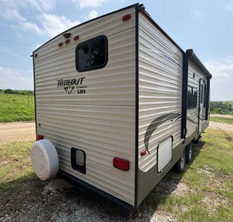 [Auction]: 2018 Keystone Hideout Camper | Kansas | damaged | CAG